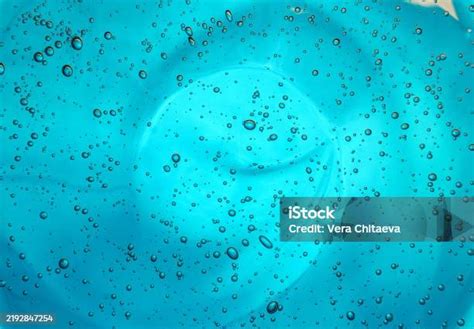 산소 거품이 있는 파란색 배경입니다 히알루론산이 함유된 젤 페트리 접시에 담긴 화장품 젤 0명에 대한 스톡 사진 및 기타 이미지 Istock