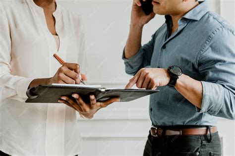 Premium Photo Assistant Scheduling On A Daily Planner