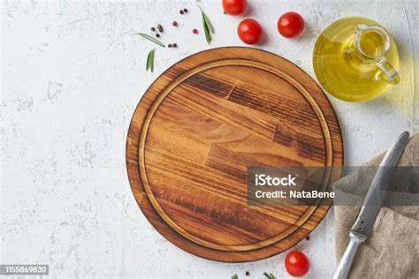 음식 조미료 배경입니다 흰색 콘크리트 배경에 둥근 나무 도마 향신료 허브 상단 보기 복사 공간 메뉴 레시피 모의 배너 원형에 대한 스톡 사진 및 기타 이미지 Istock