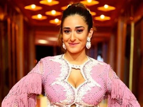 شاهد أمينة خليل ترتدى فستان والدتها فى مهرجان الجونة عين