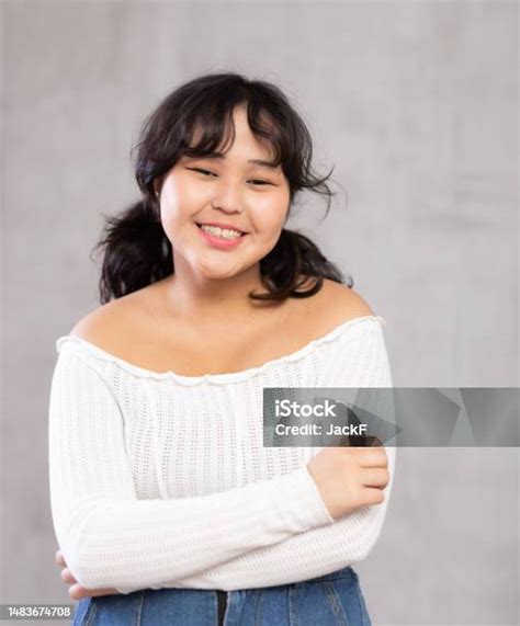 스튜디오에서 포즈를 취하는 어린 소녀의 초상화 18 19세에 대한 스톡 사진 및 기타 이미지 18 19세 가정의 방 감각 지각 Istock