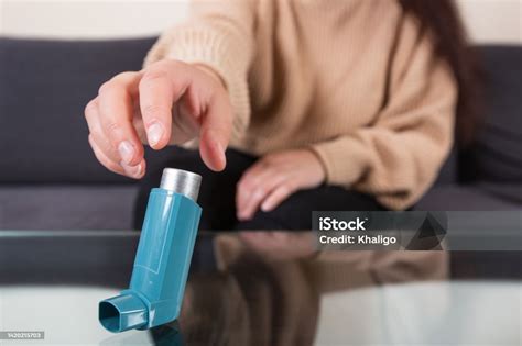 강한 천식 발작 중에 천식 흡입기를 찾는 젊은 여성 호흡 할 수 없음 건강 관리 개념 건강관리와 의술에 대한 스톡 사진 및 기타 이미지 건강관리와 의술 보살핌 분무