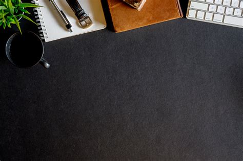 데스크톱 컴퓨터 스마트폰 커피와 공급 어두운 사무실 책상 테이블 상위 뷰 평평 하다입니다 개념에 대한 스톡 사진 및 기타 이미지