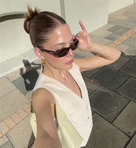 20 Sleek Bun Ideas That Make You Look Like A Goddess