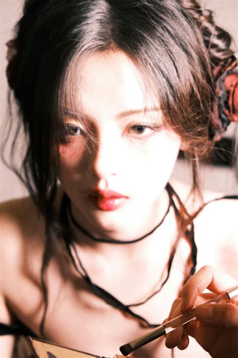 来自 杨超越 的黑色情人节暗黑系小妆容妹妹是会营业的 财经头条
