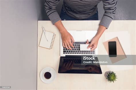 노트북 및 온라인 쇼핑으로 사무실 책상에서 일 하는 남자는 신용 카드 전자 상거래 및 전자 결제 개념을 사용 하 고 있습니다이미지 구매에 대한 스톡 사진 및 기타 이미지