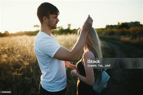 일몰 시 낭만적인 커플입니다 일몰 또는 일출에서 사랑에 빠진 두 사람입니다 남자와 여자 필드에 감정에 대한 스톡 사진 및 기타 이미지 Istock
