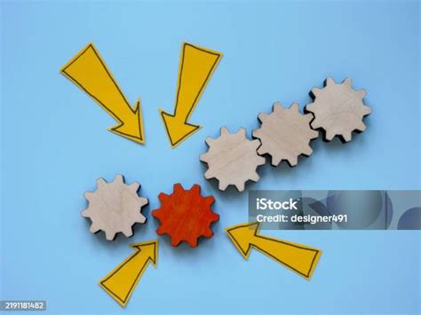 누락된 기어를 가리키는 화살표가 있는 기어 메커니즘 팀워크와 문제 해결 개체 그룹에 대한 스톡 사진 및 기타 이미지 개체 그룹 기계 부분 기어 기계 부분 Istock