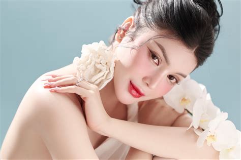 Ngọc nữ bolero Lily Chen khoe nhan sắc quyến rũ lên chức bà chủ tuổi