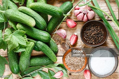 재료는 오래 된 나무 테이블오이에 보존을 위한 마늘 딜 씨 후추 소금 조미료 향신료 0명에 대한 스톡 사진 및 기타 이미지 Istock