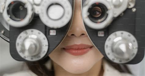 광학 센터 안경 개념에서 안과 의사에 의해 이중 초점 검안 측정 장치를 사용하여 육안 테스트를 받는 젊은 여성 고객 사진 Unsplash의 눈 이미지