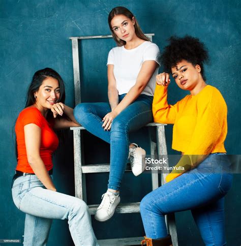 어린 예쁜 여자 학생 함께 교실에서 쾌활한 포즈를 취 친구 다양한 국가 라이프 스타일 교육 사람들 개념 개념에 대한 스톡 사진 및 기타 이미지 Istock
