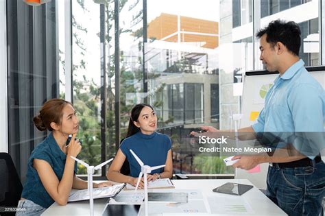 지속가능성과 Esg 밝은 사무실 환경에서 팀 브레인스토밍에 참여했습니다 Future Investment Initiative에 대한 스톡 사진 및 기타 이미지 Future