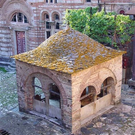 Свети манастир Хиландар Цистерна за воду са тремом налази се јужно од саборне цркве манастира