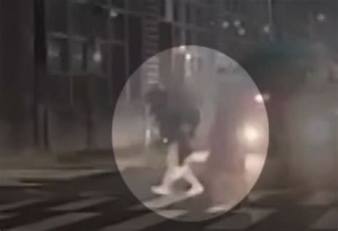 위험천만 횡단보도서 멈춘 노인 업고 건넌 청년의 선행 영상 파이낸셜뉴스