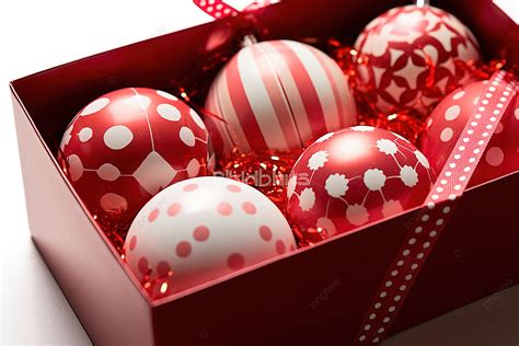 선물 상자에 빨간색 물방울 무늬 크리스마스 공 세트 누끼 빨간색 오너먼트 배경 일러스트 및 사진 무료 다운로드 Pngtree