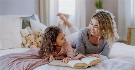 어린 딸과 함께 침대에 누워 집에서 책을 읽는 행복한 어머니 사진 Unsplash의 슬로바키아 이미지