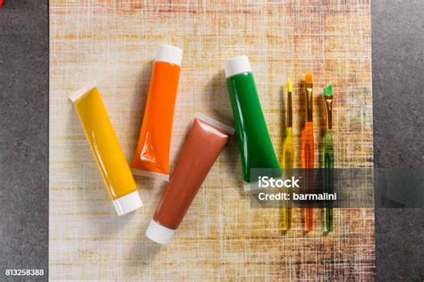 자연녹색 노란색과 갈색의 혼합가정 이나 사무실 Interieur 디자인 개념의 색깔 아크릴 페인트와 녹색 브러쉬 튜브 0명에 대한 스톡 사진 및 기타 이미지 Istock