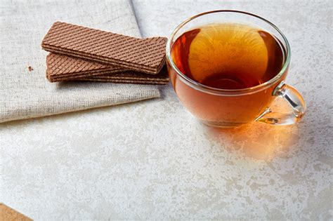 상위 뷰 가까이 와플과 투명 한 컵에 홍차의 그림을 흰색 배경에 고립 된 면 냅킨에 0명에 대한 스톡 사진 및 기타 이미지