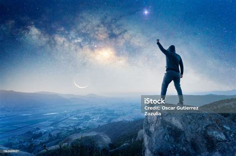산 꼭대기에 서있는 남자 다시 보기 계곡 위에 축하와 은하수 손을 들고 개념에 대한 스톡 사진 및 기타 이미지 개념 경관 꿈같은 Istock