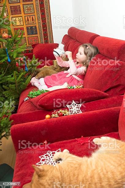 귀여운 여자아이 게임하기 눈사람 자본가 관찰 크리스마스 2 3 살에 대한 스톡 사진 및 기타 이미지 2 3 살 갈색 갈색 머리 Istock