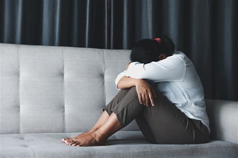 젊은 여성의 우울증 사람은 불행합니다 혼자 앉아 있는 외로움의 남자 여자는 실망하고 절망적이다 절망 울음과 같은 두통 남자는