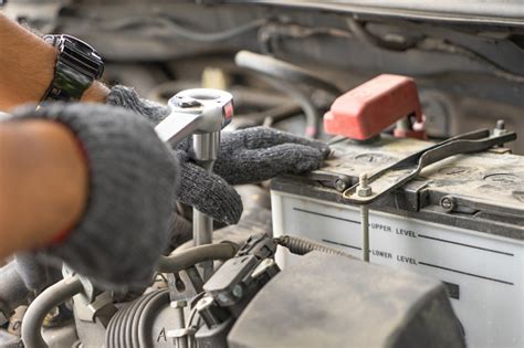 정비사 기술자 남자는 차고에서 자동차 엔진을 확인합니다 자동차 서비스 수리 고정 작업장에서 소켓 렌치작업 으로 유지 보수 를 확인 검사 차량 개념 수리 주유소에서 자동차를