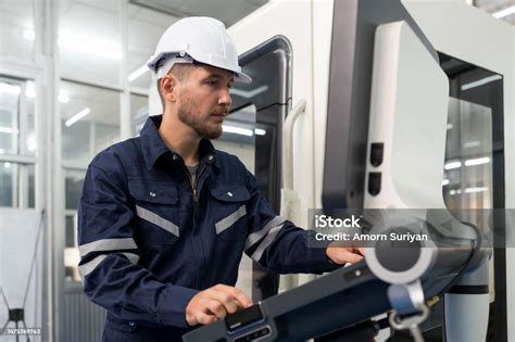 산업 공장의 생산 라인에서 Cnc 밀링 머신으로 작업하는 남성 엔지니어 작업자 남성 엔지니어 작업자는 공장에서 터닝 및 밀링을