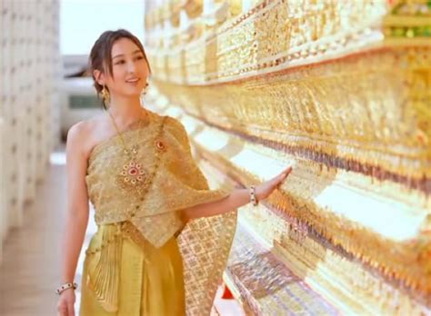 Photo Gallery ดาราฮองกง เกาไหหนง ใสชดไทยสวยเปลงประกาย