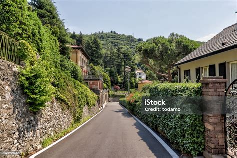 이탈리아 코모 호수 주변의 거리와 통로의 목가적 인 풍경 0명에 대한 스톡 사진 및 기타 이미지 0명 거리 건물 외관 Istock
