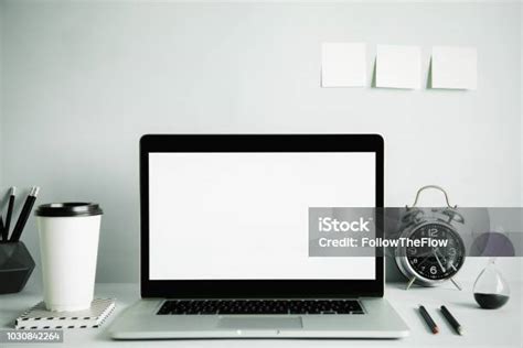 현대 노트북 화면 사무실 액세서리 시계 커피 한잔 모의 작업 영역 디자인 프리랜서에 대 한 공간을 디자인 합니다 가정의 방에 대한 스톡 사진 및 기타 이미지 Istock
