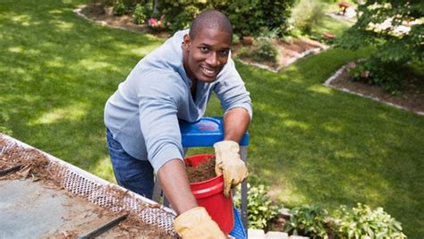 ခြံစောင့် မာလီ ဦးလေးကြီး Sex Story