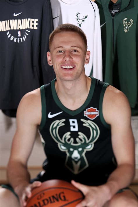 Donte Divincenzo Milwaukee Bucks Energy Portrait Wallpaper Background