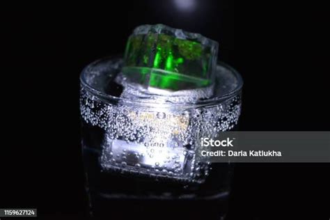 빛나는 얼음 큐브와 음료의 매우 아름답고 멋진 이미지 샴페인 한 잔에 거품이있는 밝은 색상 편안하고 소중한 삶과 맛있는 스파클링