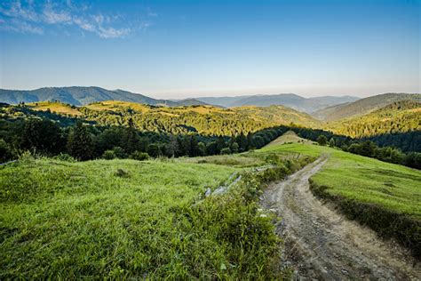 산 꼭대기를 따라 흐르는 오래된 시골 길 산에서 아침 지구로 여행하는 개념 비포장도로에 대한 스톡 사진 및 기타 이미지 비포장도로 오솔길 0명 Istock
