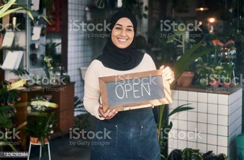 혼자 서서 그녀의 가게에 열린 표지판을 들고 매력적인 젊은 식물학자의 샷 20 24세에 대한 스톡 사진 및 기타 이미지 20 24세 20 29세 가리기 Istock
