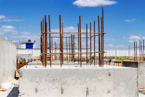 주거용 건물 건설을 위한 모놀리식 철근 콘크리트 기초 건설 현장의 그릴 기초가 있는 건설 구덩이 프리미엄 사진