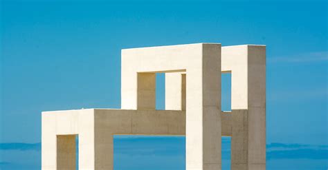 푸른 하늘을 배경으로 한 현대 건축 구조 · 무료 스톡 사진