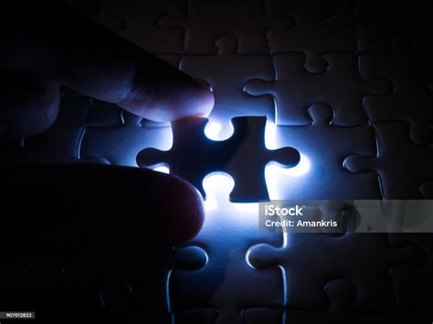 조명 마무리 퍼즐 조각 완료에 대 한 비즈니스 개념으로 푸는 지 그 소 퍼즐 승리 동작 활동에 대한 스톡 사진 및 기타 이미지