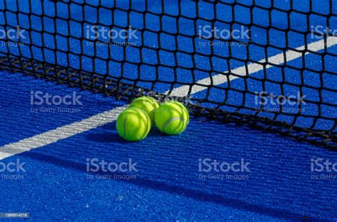 파란색 패들 테니스 코트 네트와 중앙선 근처의 세 개의 공 0명에 대한 스톡 사진 및 기타 이미지 0명 Championship 개념 Istock