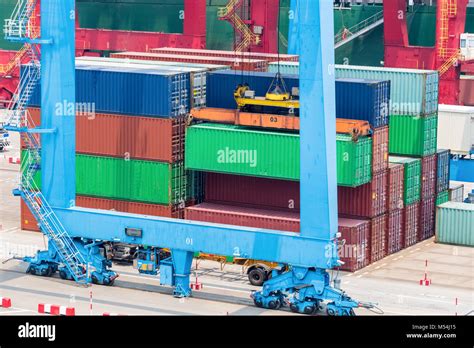 Unloading Shipping Container Hi Res Stock Photography And Images Alamy