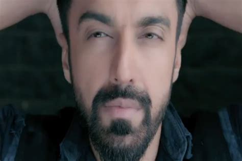 Promoreview Dev Anand Is A Criminal And A Detective Leaves Us Scratching Our Heads