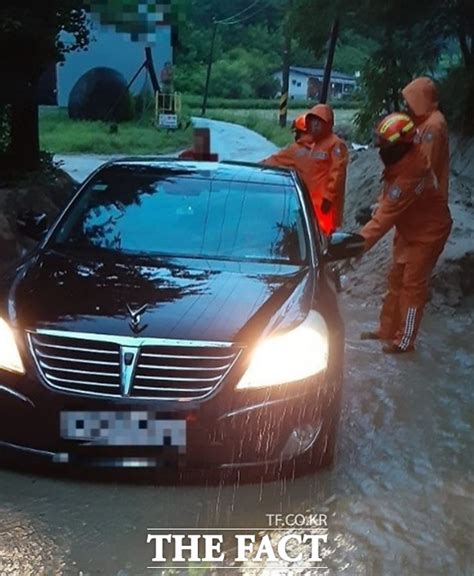 영주서 집중호우로 차량 고립24분 만에 구조 전국 기사 더팩트