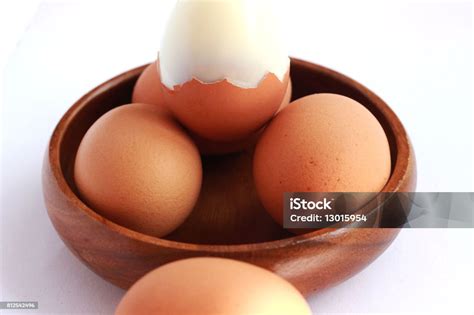 벗 겨 하지 있으며 흰색 바탕에 갈색 용기에 껍질을 벗 겨 삶은 계란 0명에 대한 스톡 사진 및 기타 이미지 0명 갈색 기포 Istock