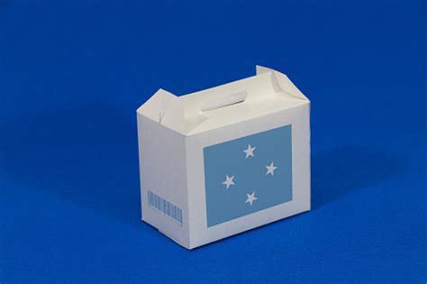 바코드와 파란색 배경에 국가 플래그의 색상흰색 상자에 미크로네시아 플래그 미크로네시아 연방 에서 수출 거래의 개념 패턴에 대한