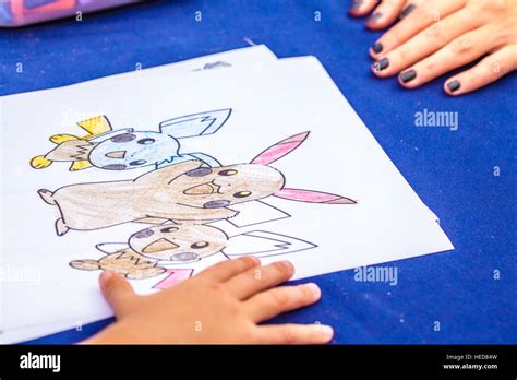 Enfant De Sexe F Minin Le Dessin Avec Des Crayons De Couleur Sur Un