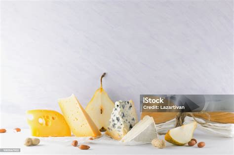 다양 한 치즈 배와 흰색 바탕에 땅콩 블루 치즈와 카망베르 양피지 종이 낙농 제품과 아침 식사 과일입니다 건강 한 음식입니다 공간 복사 0명에 대한 스톡 사진 및 기타