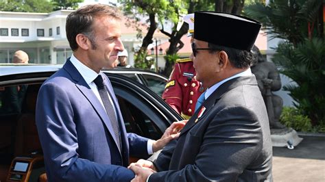 Presiden Prancis Emmanuel Macron Disambut Meriah dalam Upacara ...