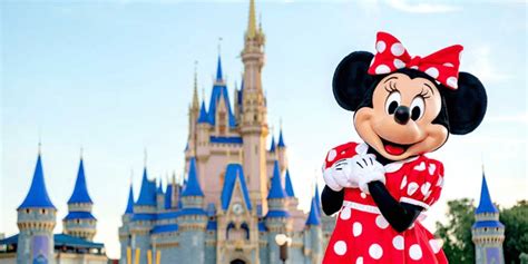 Minnie Mouse Experiences Unfortunate Wardrobe Malfunction During Disney Show Disney Dining