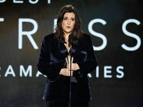 Melanie Lynskey Thanks Nanny During Critics Choice Awards Acceptance